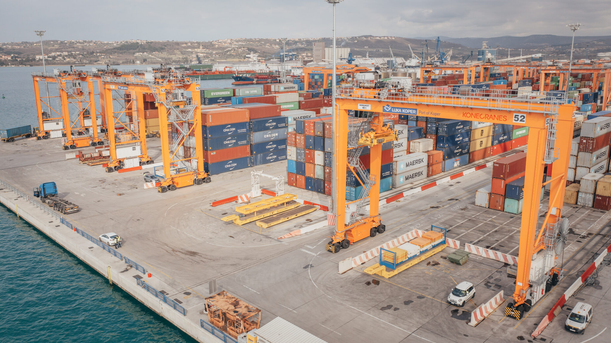 Four electric RTG cranes on order - Luka Koper d.d.